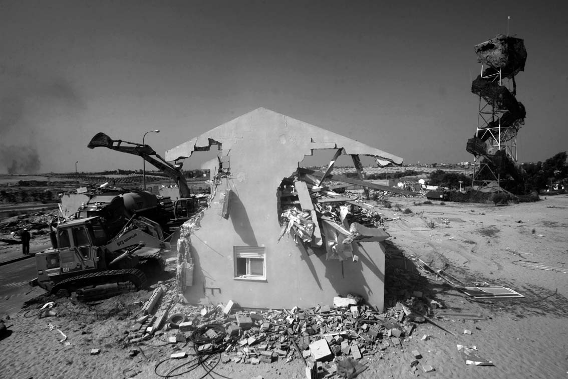 Decolonizing Architecture. Sandi Hilal / Alessandro Petti / Eyal ...